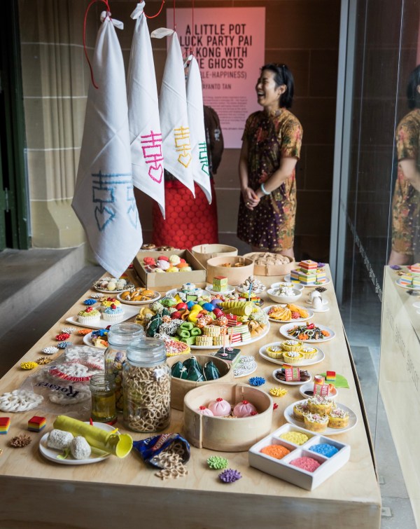 A Little Potluck party pai ti Kong with the ghosts (Double-happiness ...